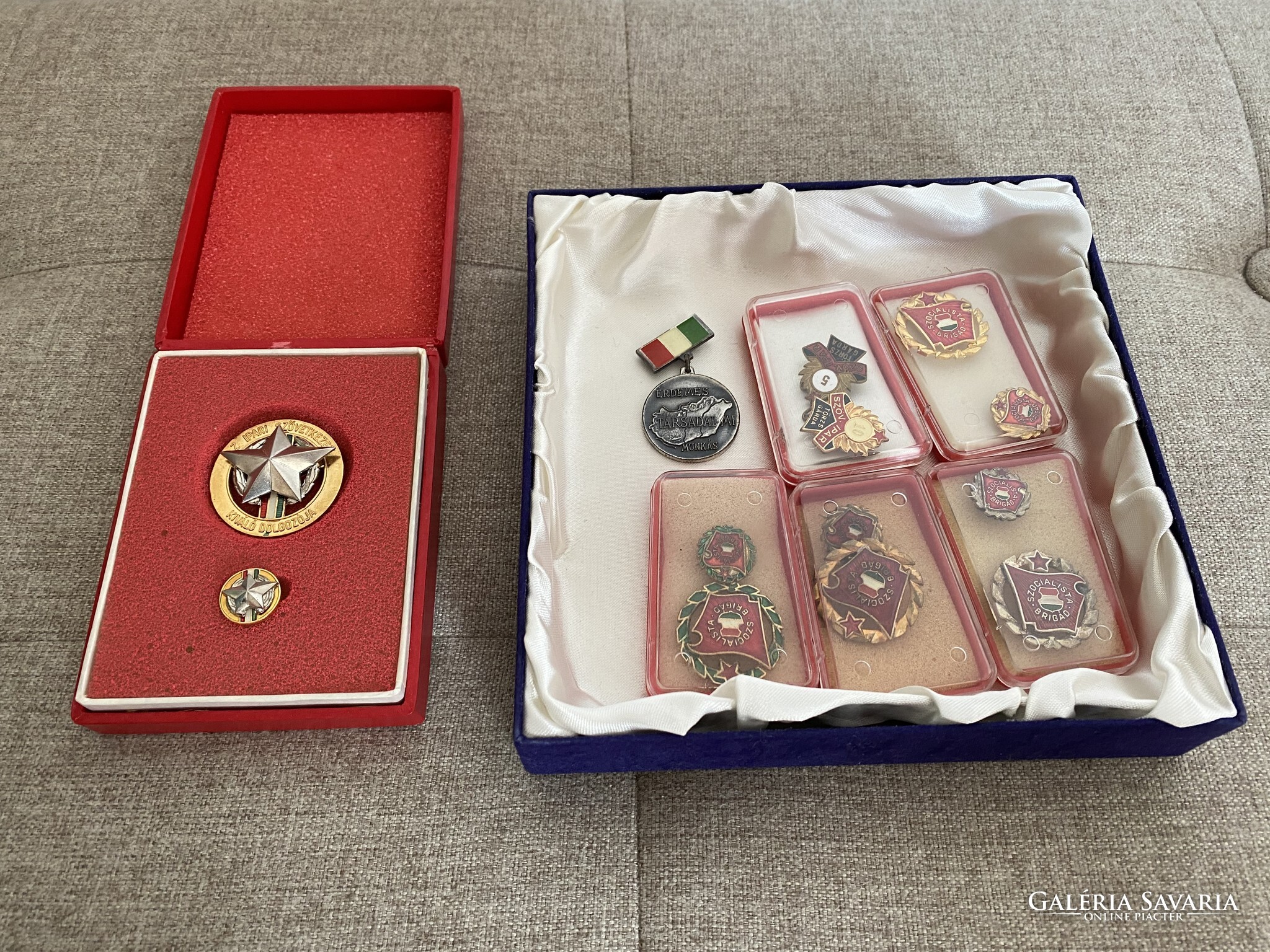 Socialist badges of several types - Collectibles | Galeria Savaria ...