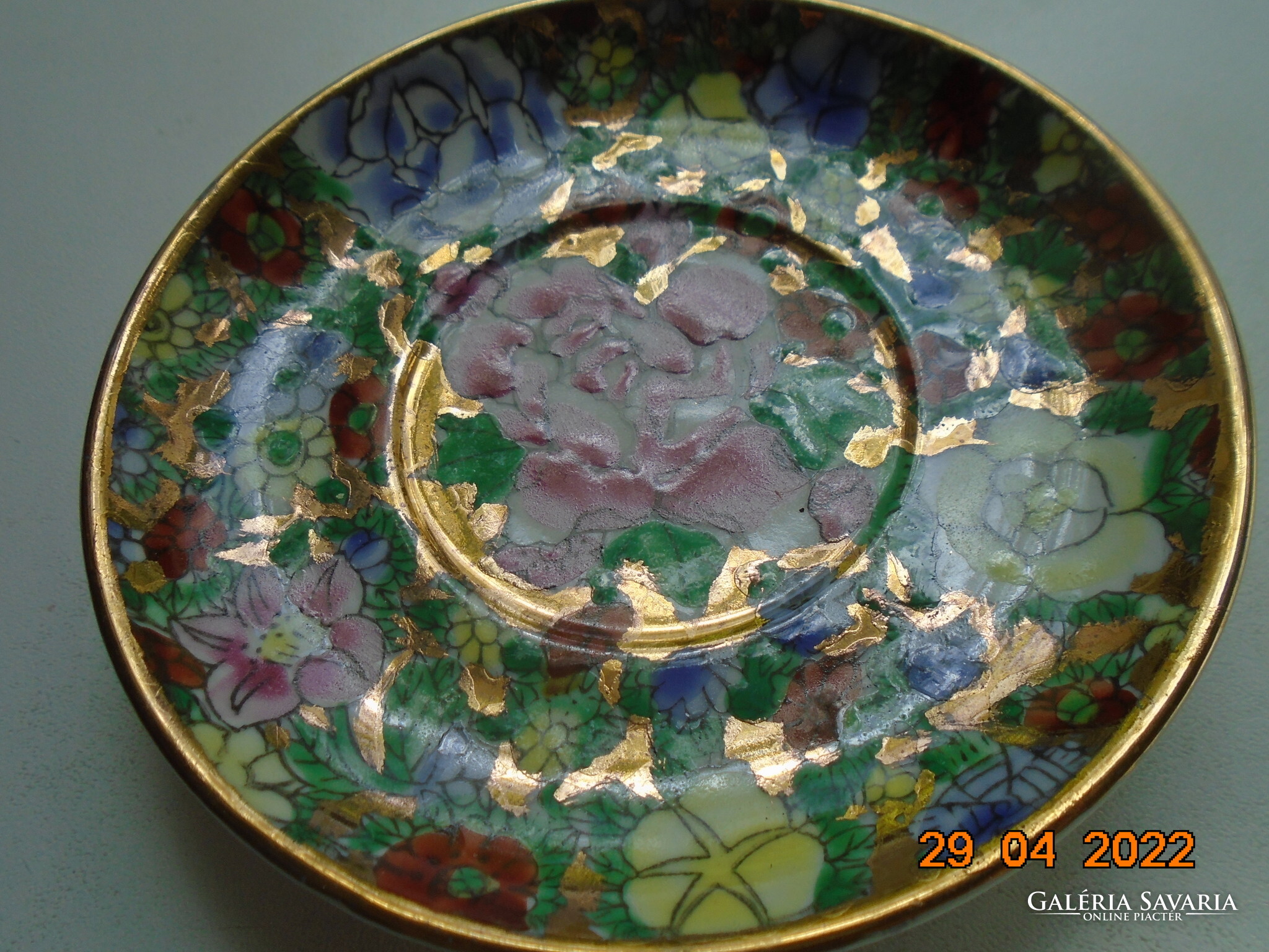 Kidomborodó kézi arany és színes zománc virágmintákkal kávés csésze ...