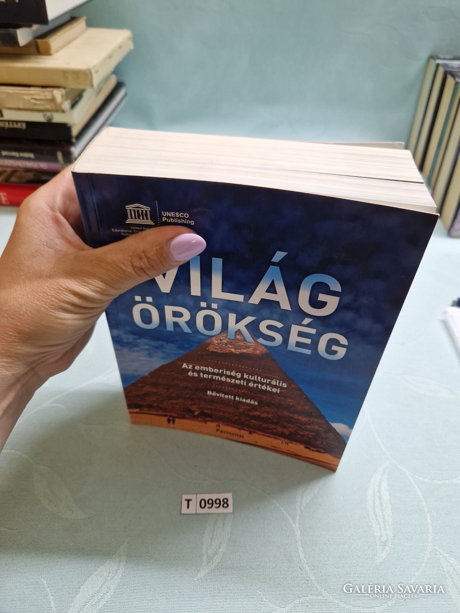 T0998 World Heritage. Humanity's cultural and natural values - Books ...