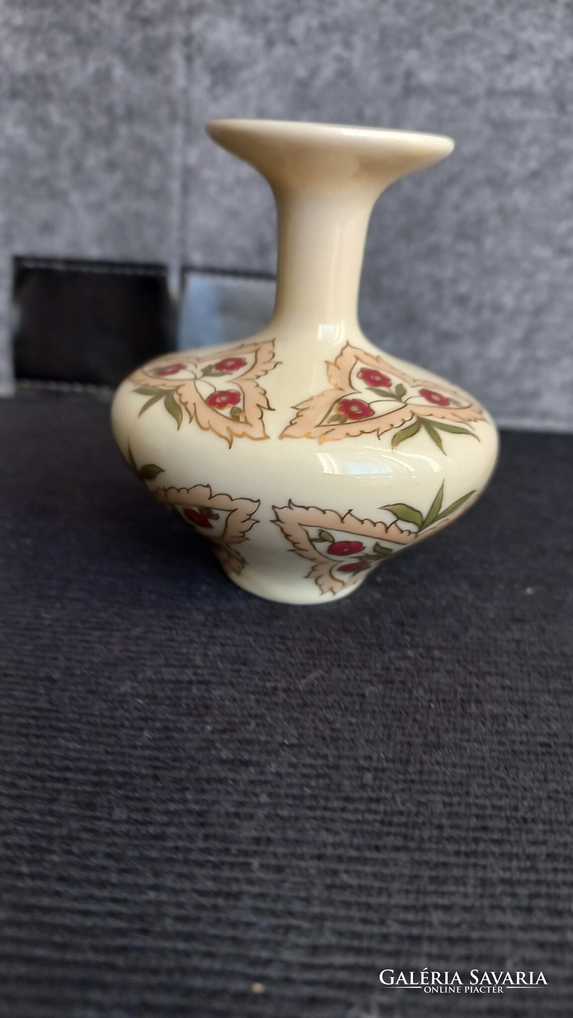 Zsolnay Jubíleumi pecsétes porcelán mini váza, kézi festésű - Porcelán ...