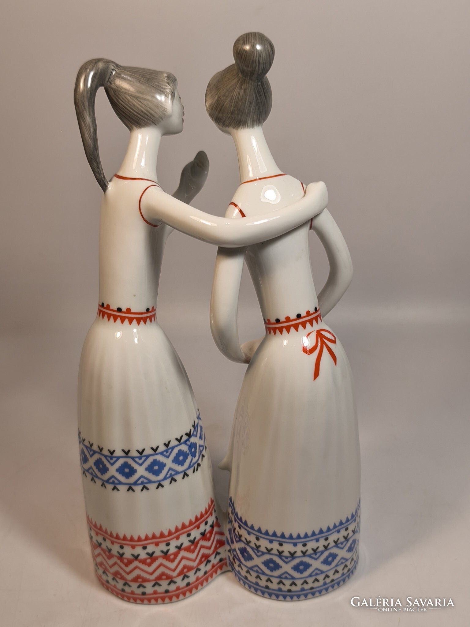 J.Seregély Márta Hollóházi porcelán Pletykázó lányok figura hibátlan ...