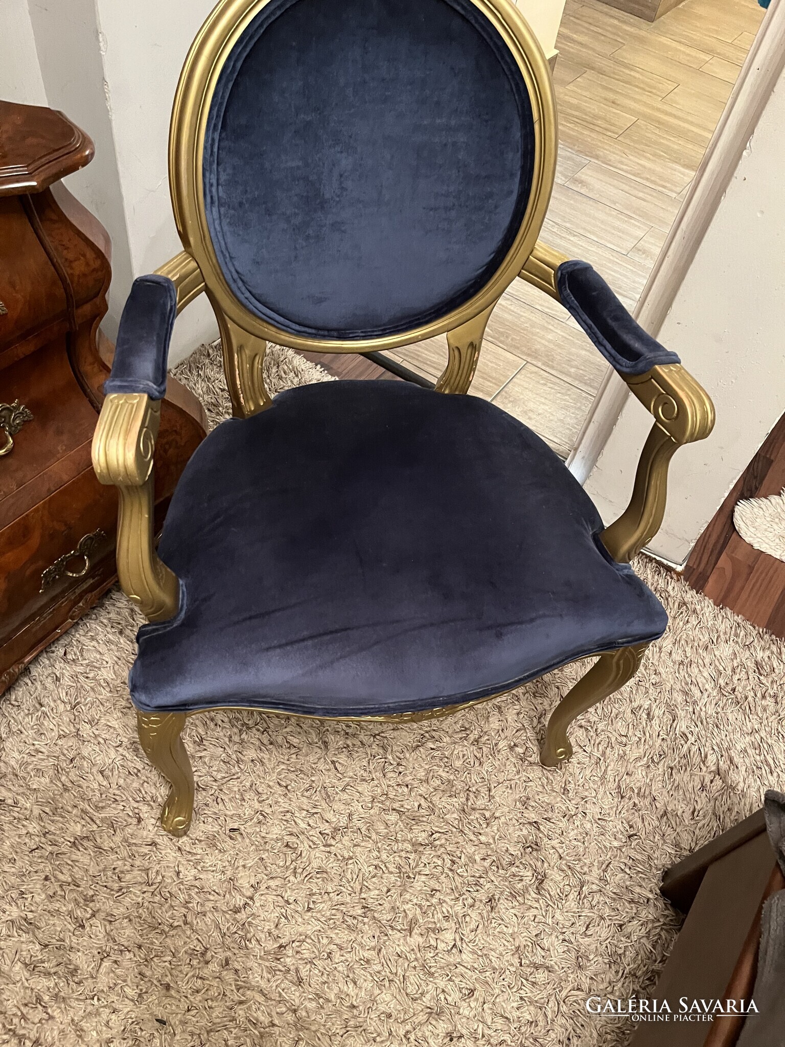 Szép karfás aranykeretes kék szek eladó 47000 ft bp.17 ker - Bútor ...